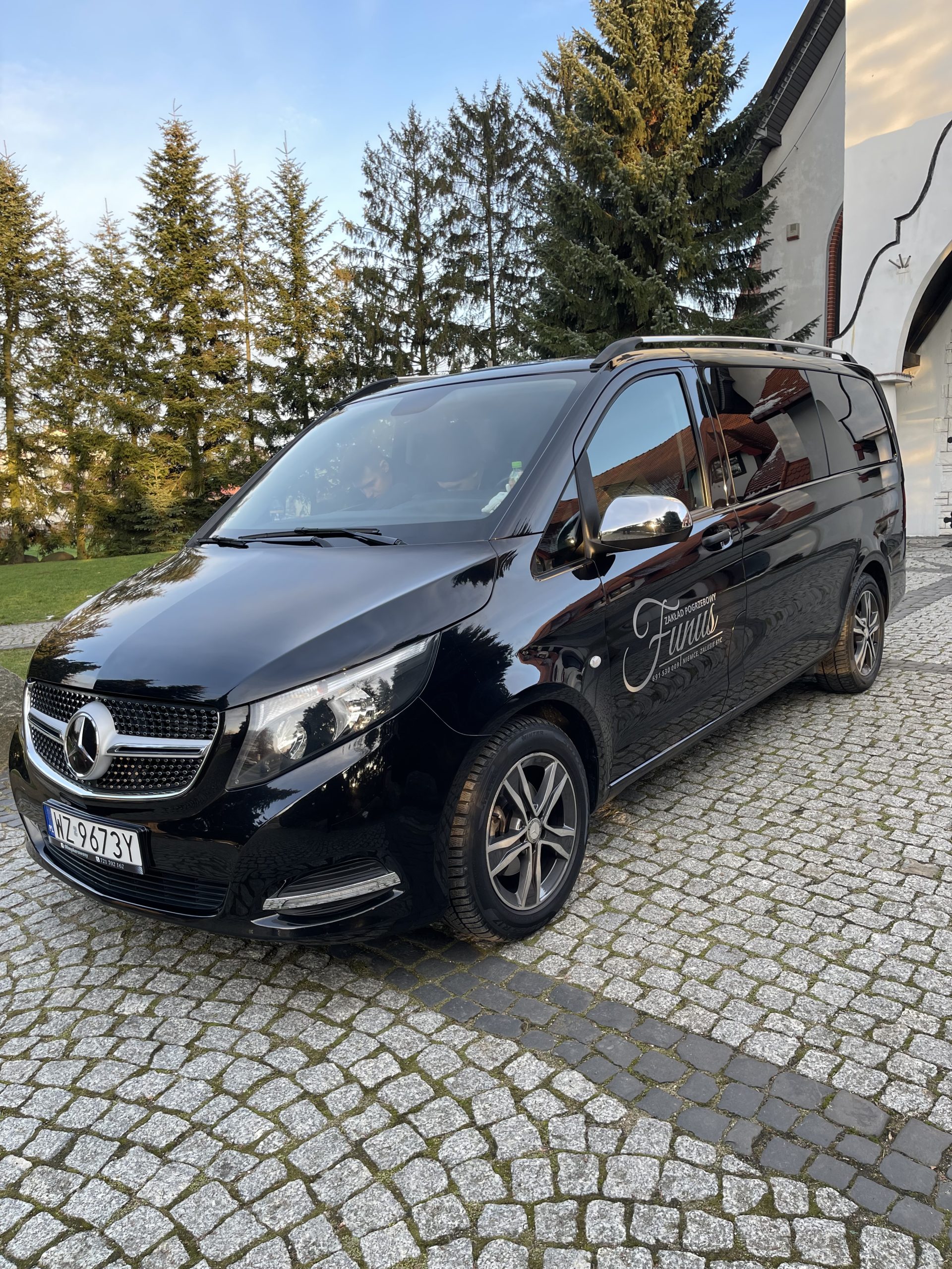 Kontakt : Funus | Zakład pogrzebowy